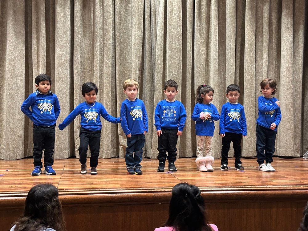Gallery – ECC 2024 hanukah celebration – Sephardic Temple Tifereth Israel
